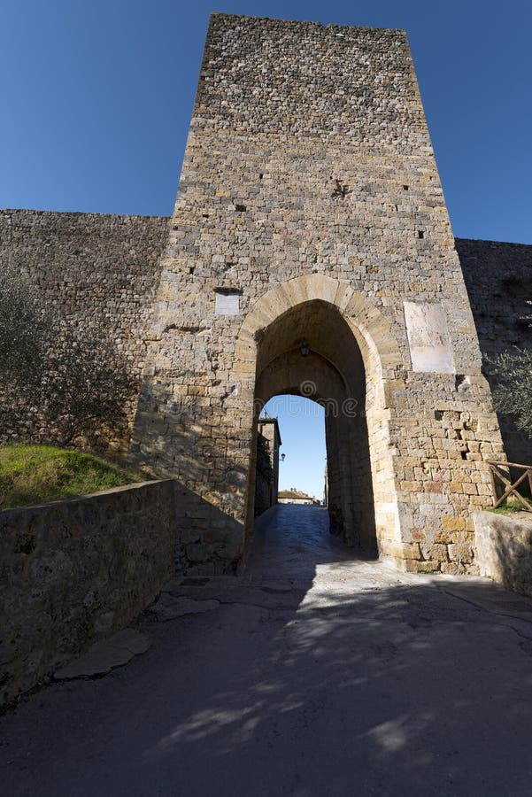 La Ciudad Fortificada De Monteriggioni En Toscana Italia Foto de ...