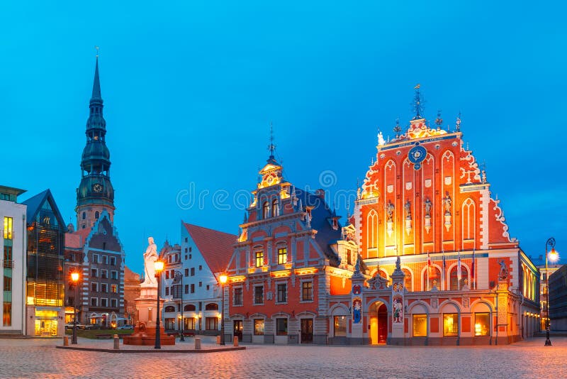 Ciudad Hall Square En La Ciudad Vieja De Riga, Letonia Foto de archivo ...