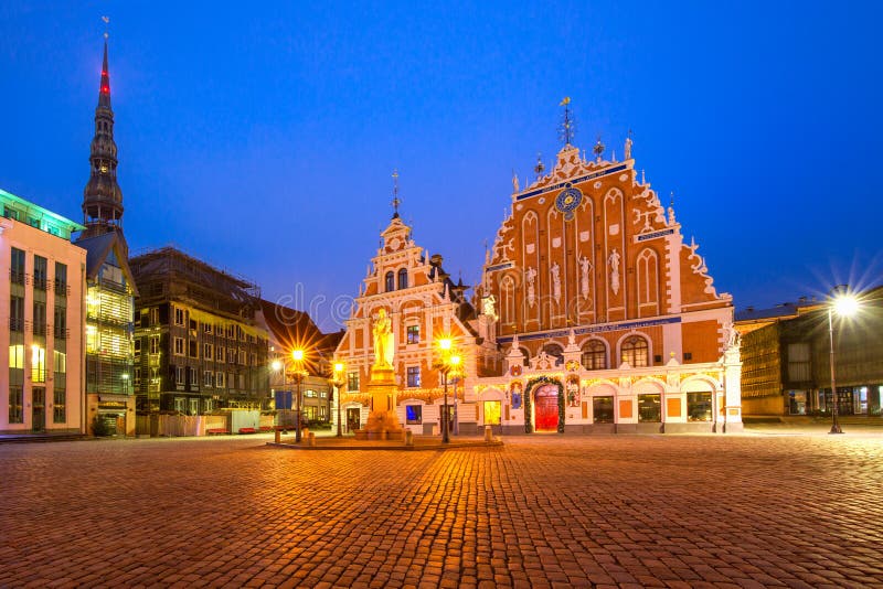 Ciudad Hall Square En La Ciudad Vieja De Riga, Letonia Foto de archivo ...