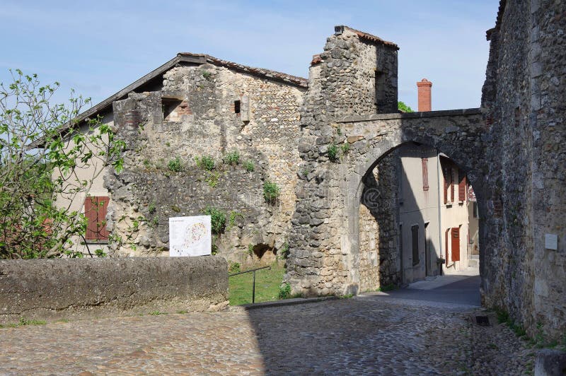 Ciudad Medieval De Perouges Foto de archivo - Imagen de europa, arriate ...