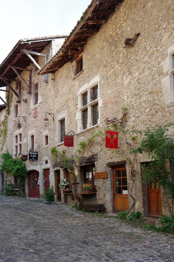 Ciudad Medieval De Perouges Foto de archivo - Imagen de europa, arriate ...