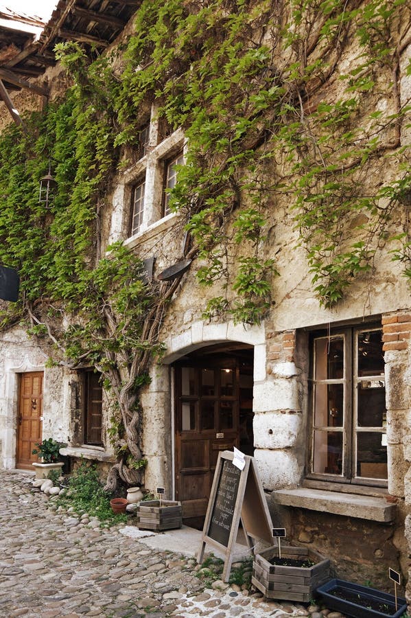 Ciudad Medieval De Perouges Foto de archivo editorial - Imagen de ...