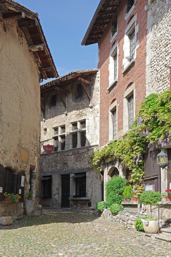 Ciudad Medieval De Perouges Foto de archivo editorial - Imagen de ...
