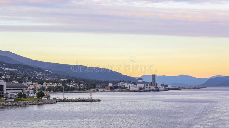 Ciudad Molde, Noruega fotografía editorial. Imagen de azul - 156916242