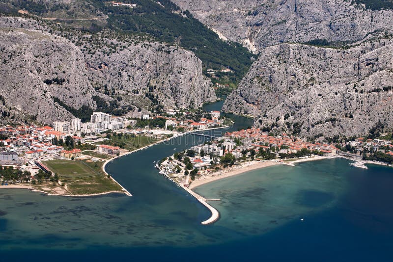 Ciudad Omis, Croacia imagen de archivo. Imagen de coastline - 30599103
