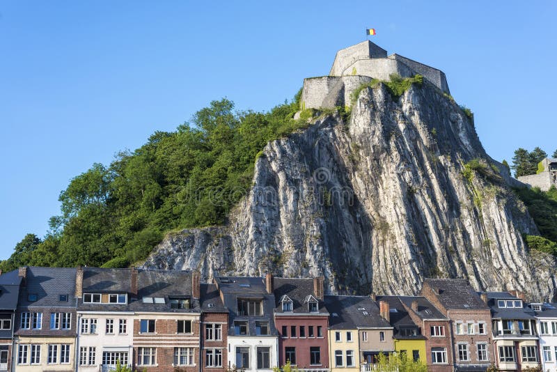 Puente en Dinant foto editorial. Imagen de europa, casas - 31718951