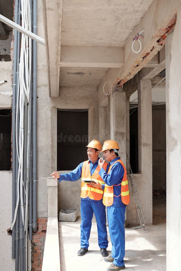 Engineers Discussing Problem Stock Image - Image of builder, problem ...