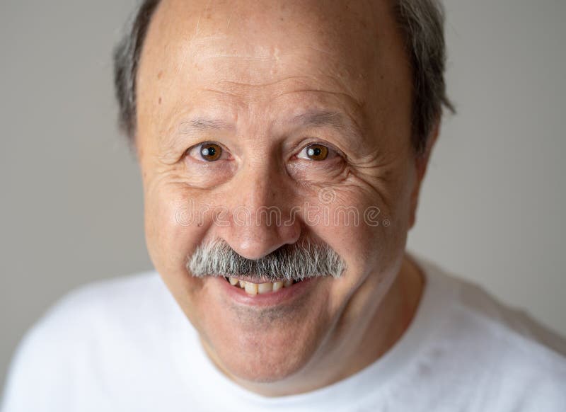 Retrato Ascendente Cercano Del Hombre Joven Atractivo Sonriente Con La ... Retrato Ascendente Cercano Del Hombre Joven Atractivo Sonriente Con La ...