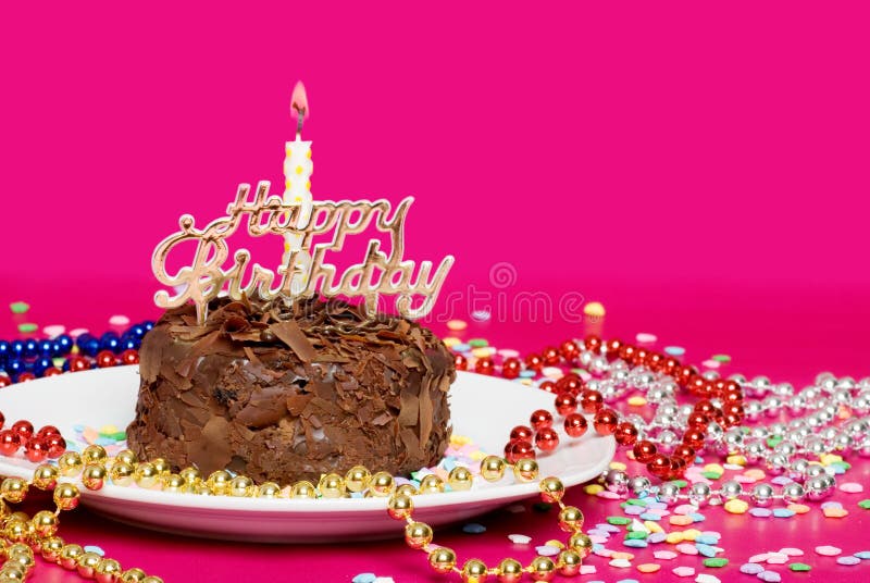 Ciérrese Para Arriba De Una Torta De Cumpleaños Del Chocolate Adornada ... Ciérrese Para Arriba De Una Torta De Cumpleaños Del Chocolate Adornada ...