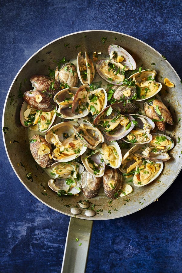 Clams a Bulhao Pato stock photo. Image of herb, europe - 215873706