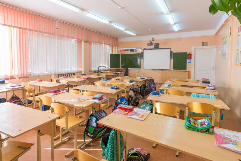 La Clase Interior En Escuela Primaria, Los Escritorios De Los ...