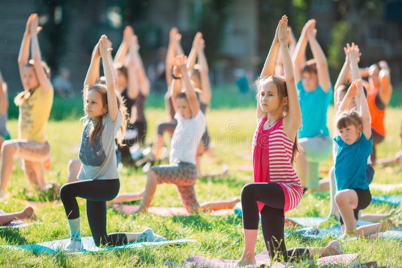 Clases De Yoga Al Aire Libre. Yoga Infantil Imagen de archivo - Imagen ...