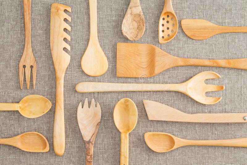 Fila De Los Utensilios De Madera Clasificados De La Cocina Foto de ...