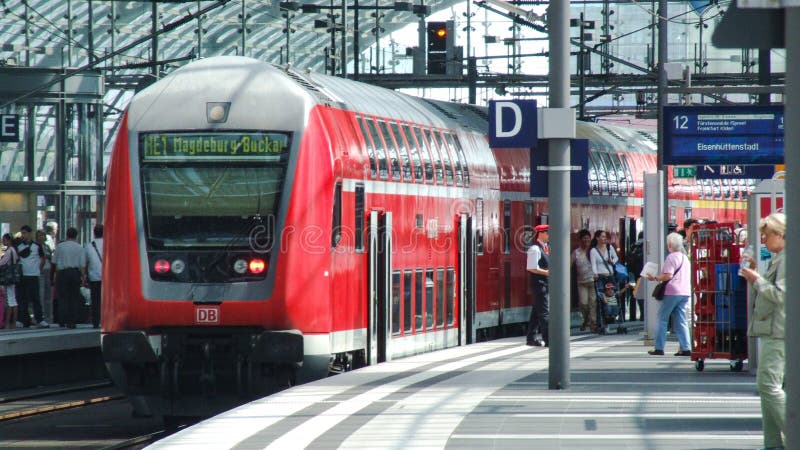 Class 143 DB Electric Locomotive in Push-pull Set Configuration in ...