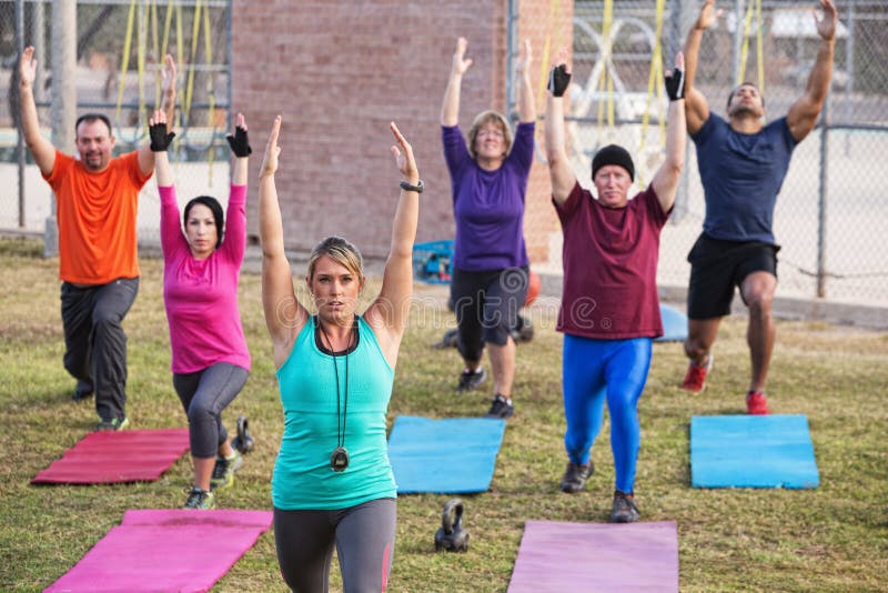 Levantar Peso Da Classe Do Exercício De Boot Camp Foto de Stock - Imagem de montanha, adulto ...