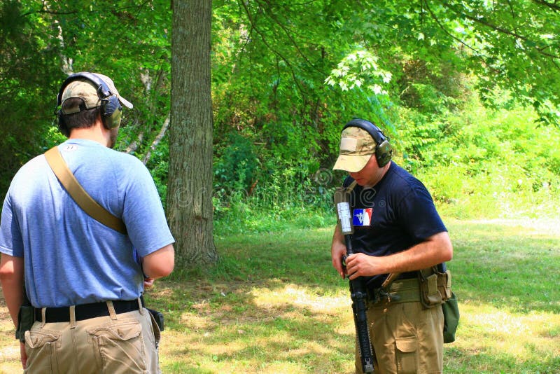 Classe das armas de fogo foto editorial. Imagem de carbina - 16533721