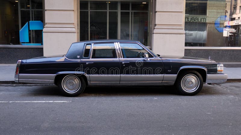 Classic American Limo editorial stock image. Image of tarmac - 18279014