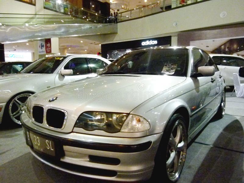 Classic saloon car editorial image. Image of display - 65714120