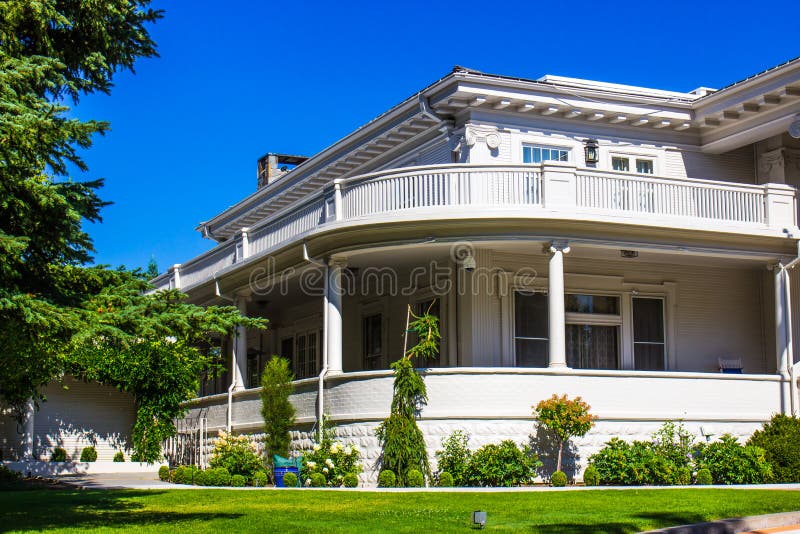 230 Rounded Corner Building Photos - Free & Royalty-Free Stock Photos ...