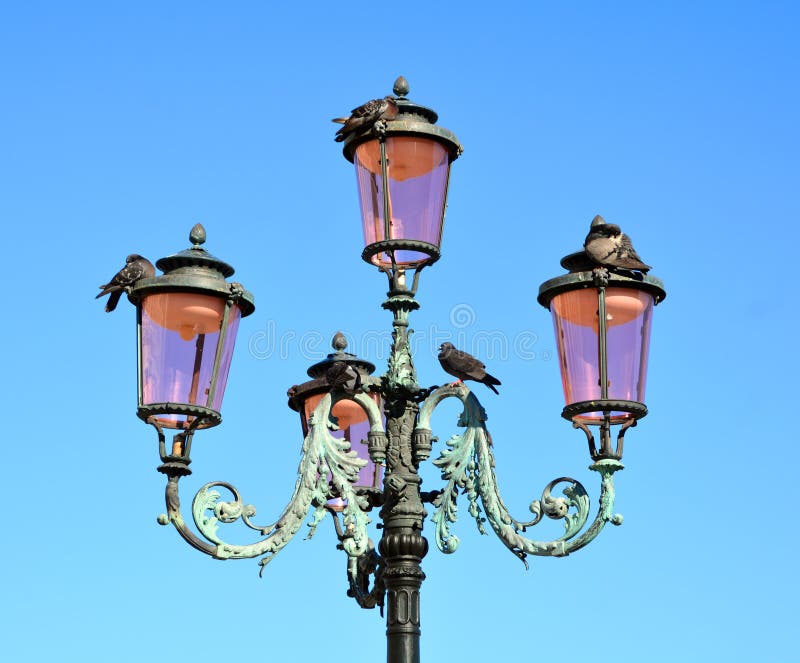 Classical Street Light in the Lagoon of Venice, 库存照片 - 图片 包括有 布琼布拉, 蓝色 ...