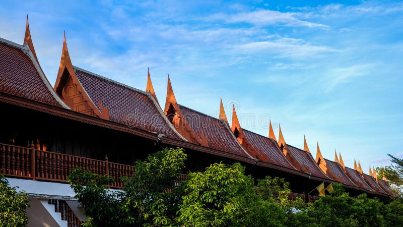 Claustro Del Budismo En Wat Yai Chai Mongkhon Imagen de archivo ...