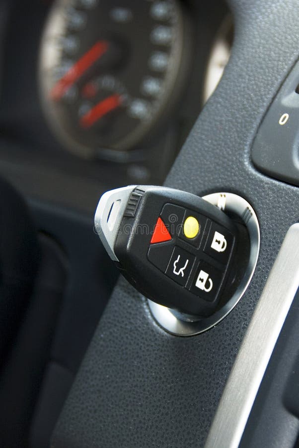 Botón De Paro De Comienzo Del Coche Con Llave De Ignición Insertada ...