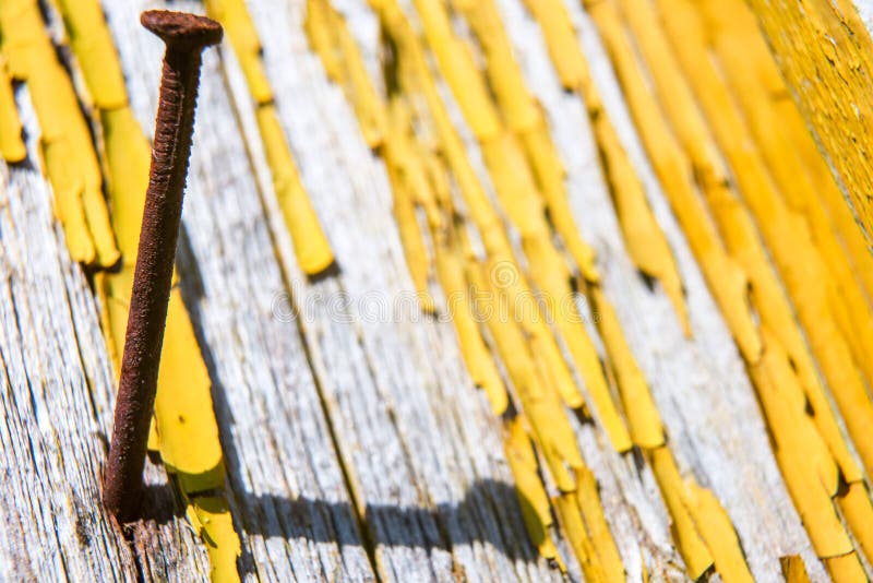 Clavo Oxidado En Una Superficie De Madera Imagen de archivo - Imagen de ...