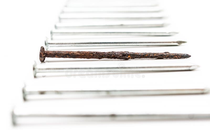 Clavo Oxidado Viejo Y Nuevos Foto de archivo - Imagen de industrial ...