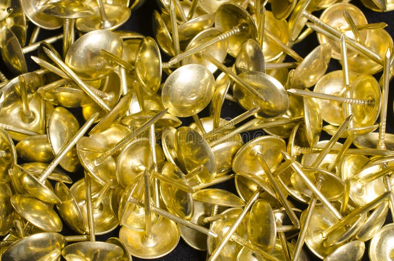 Clavos de oro imagen de archivo. Imagen de redondo, fino - 29090067