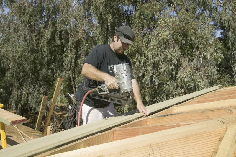 Un Constructor Clavando Clavos En El Tejado Foto editorial - Imagen de ...