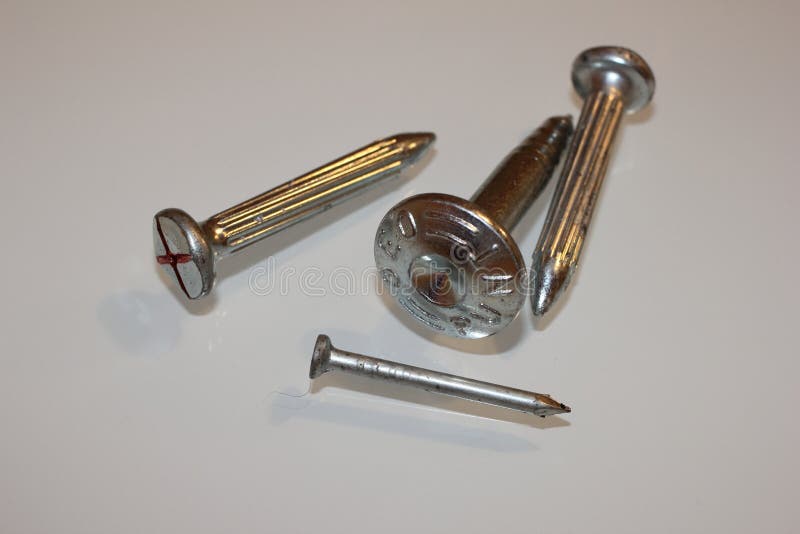 Clavos para la topografía imagen de archivo. Imagen de blanco - 85973719
