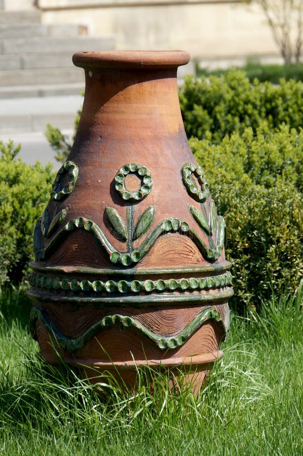 Clay pot in the garden stock image. Image of leaf, grow - 31093457