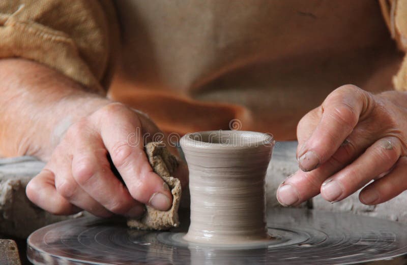 Clay Pot Sur Une Roue De Potiers. Photo stock - Image du forme ...