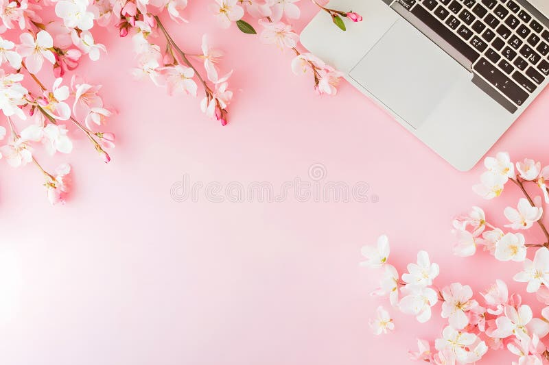 Clean Desk Setup: a Minimalist Workspace Enhanced by Soft Spring ...