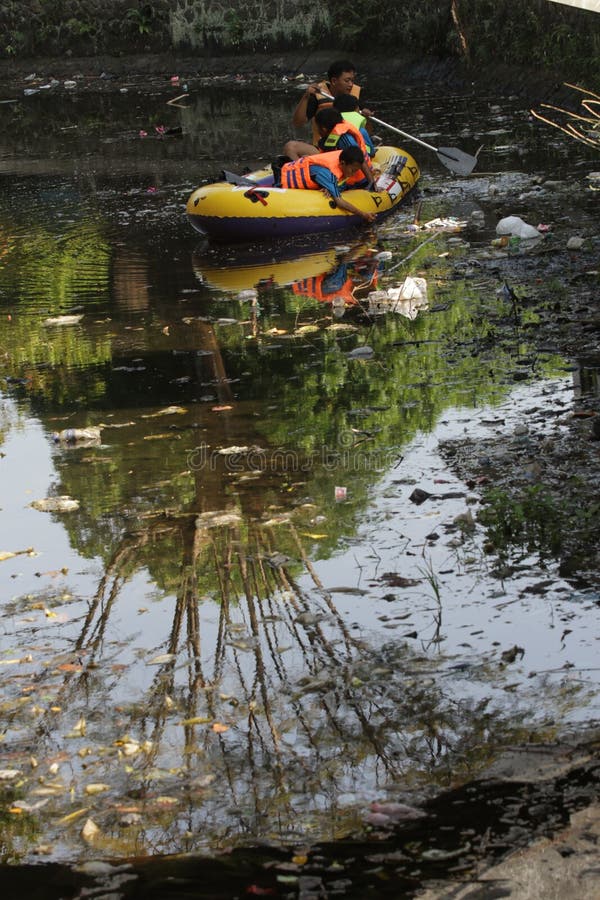 Solo Cleaning man editorial photography. Image of crate - 57215747