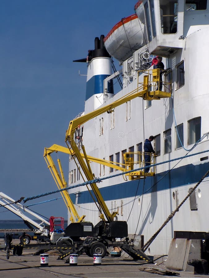 Cleaning a Cruise Ship Hull Stock Photo - Image of huge, pulley: 519080