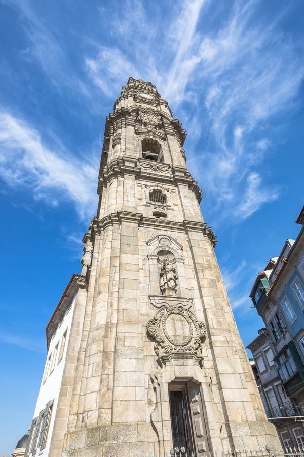 Der Ikonenhafte Clerigos-Turm In Der Stadt Von Porto, Portugal ...
