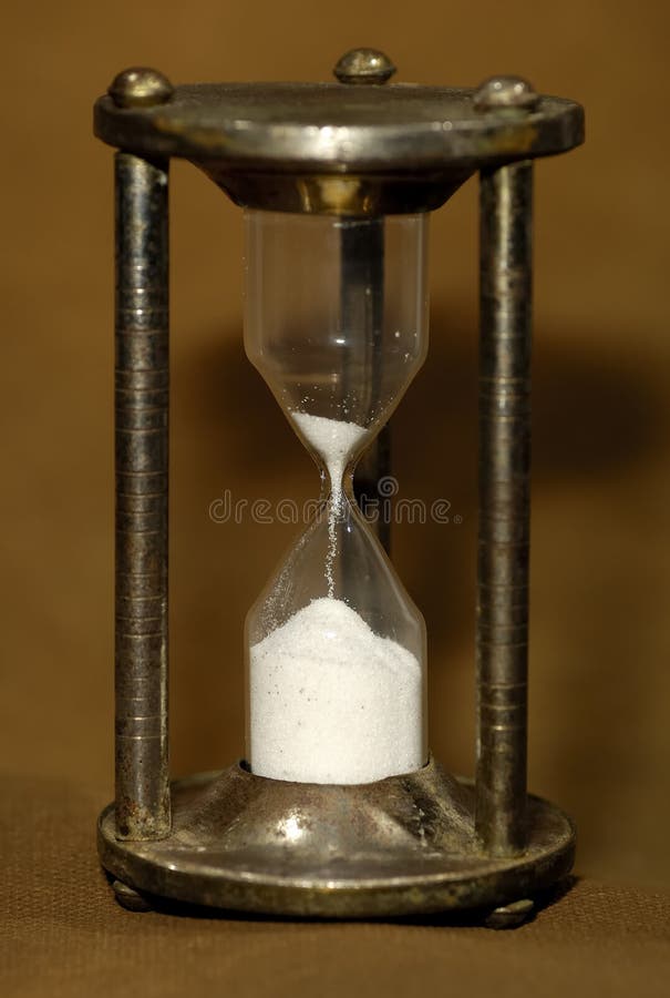 Clessidra antica isolata immagine stock. Immagine di clessidra - 28908211
