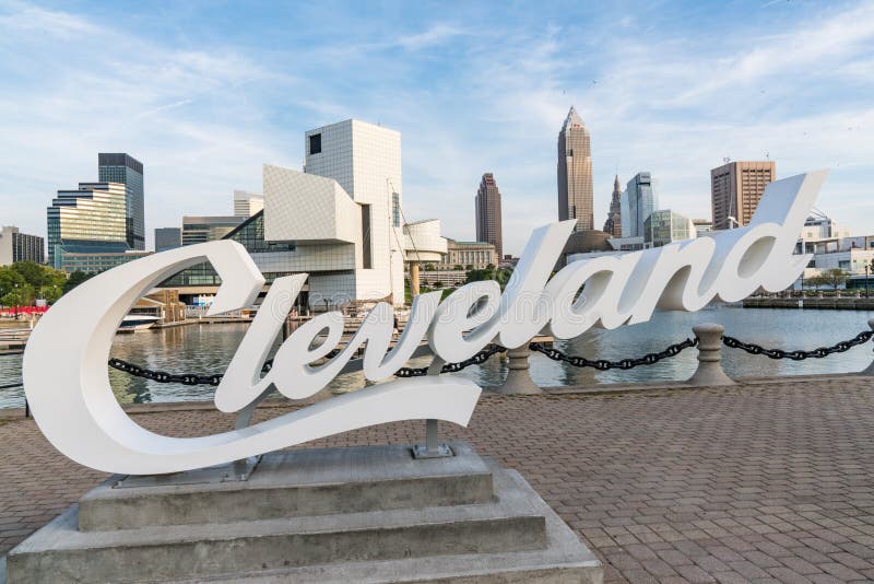 Cleveland Sign Et Horizon De Passage Couvert De Port Image éditorial ...