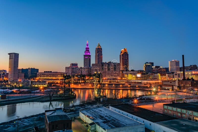 Cleveland Skyline at Sunset Editorial Photography - Image of downtown ...