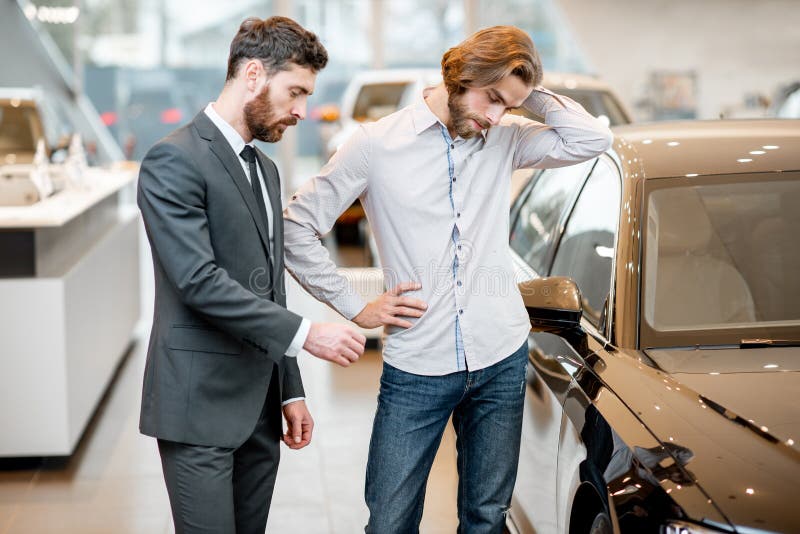 Client Avec Le Vendeur Dans La Salle D'exposition Photo stock - Image ...