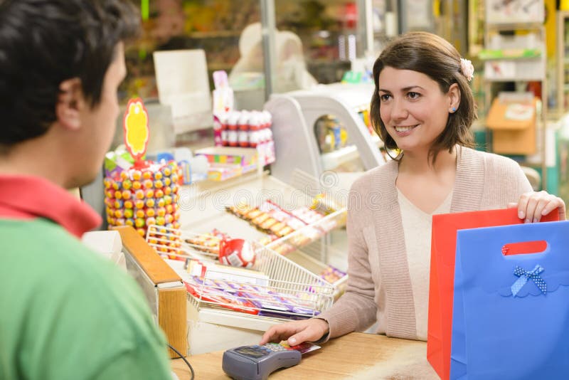 Caissier Féminin at Supermarket Checkout Image stock - Image du ...
