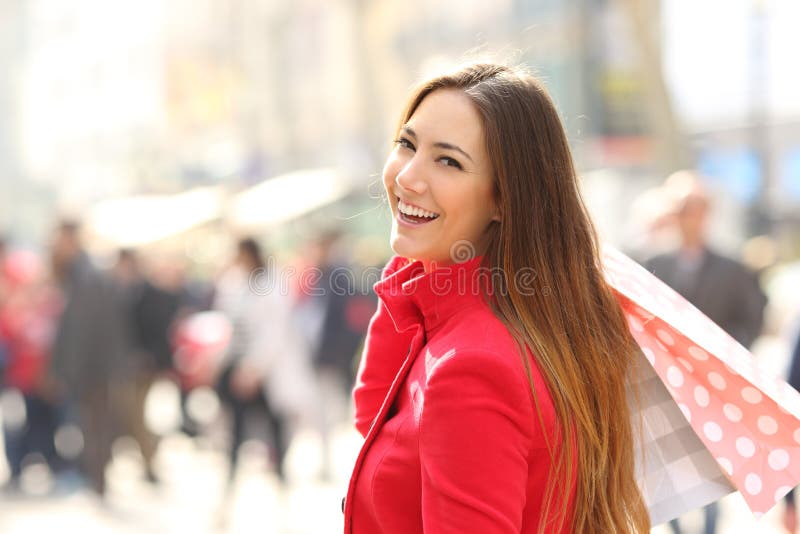 Client heureux sur la rue. photo stock. Image du joie - 17327972