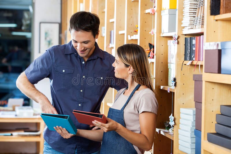 Dependienta Showing Greeting Cards Al Cliente Imagen de archivo ...