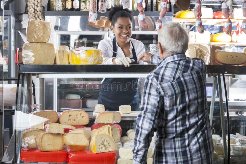 Cliente Di Taking Order from Della Venditora Al Negozio Del Formaggio ...