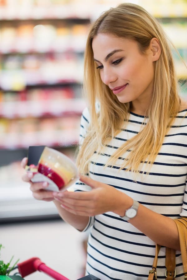 Cliente En El Supermercado Que Mira Un Producto Imagen de archivo ...