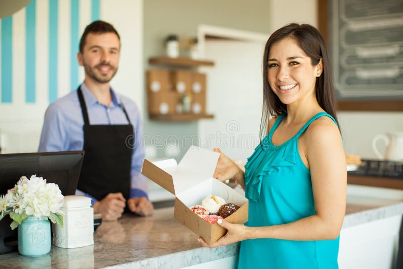 Cliente Felice in Un Negozio Del Dolce Fotografia Stock - Immagine di ...
