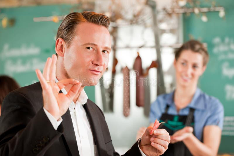 Cliente Feliz En La Carnicería Foto de archivo - Imagen de ejecutivo ...