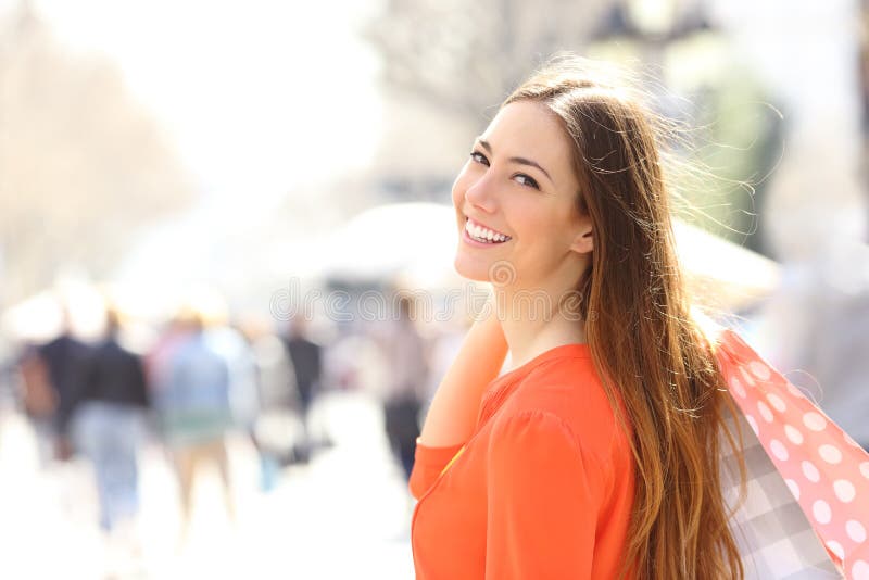 Cliente feliz imagem de stock. Imagem de cliente, fêmea - 7334113