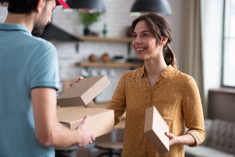 Cliente Feminino Que Recebe Caixas De Uma Pessoa Que Entrega E Parece ...